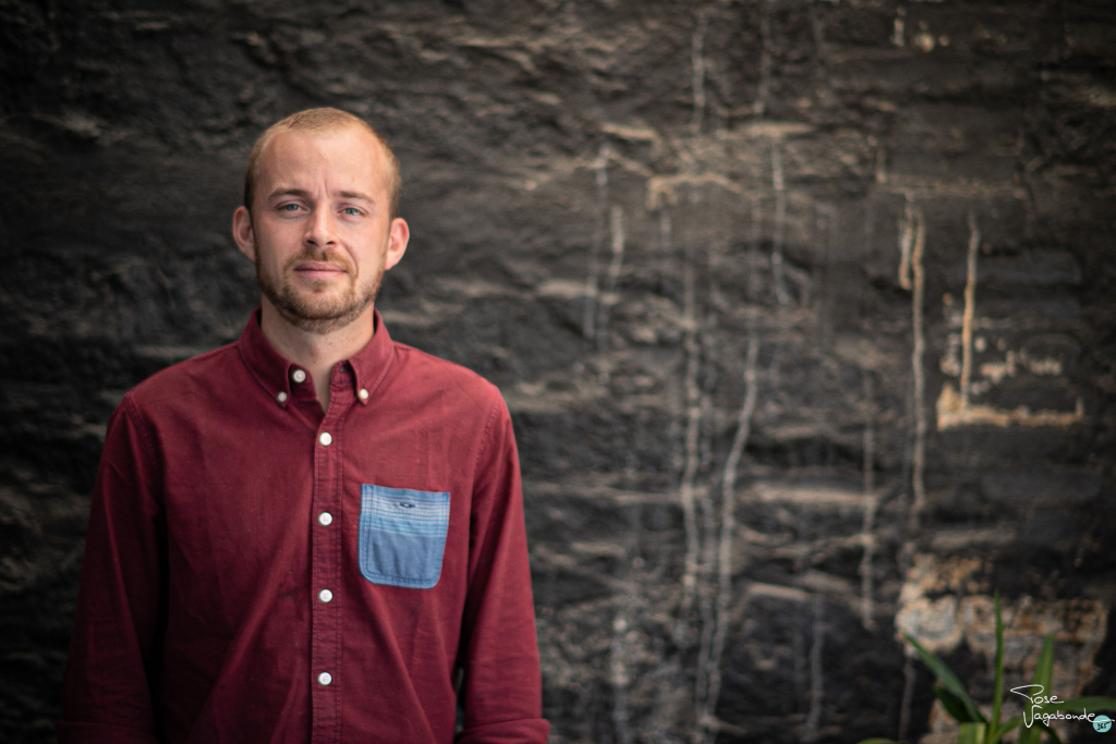 J 62 / Léo Moreau / 28 ans / Cholet [Praia Cap-Vert] /… - Pose Vagabonde